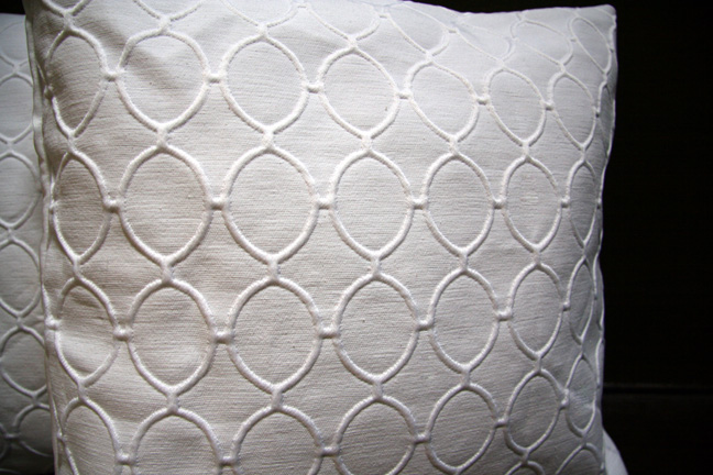 White Pillow Case Oval Pattern Geometric Design 18x18 on Luulla